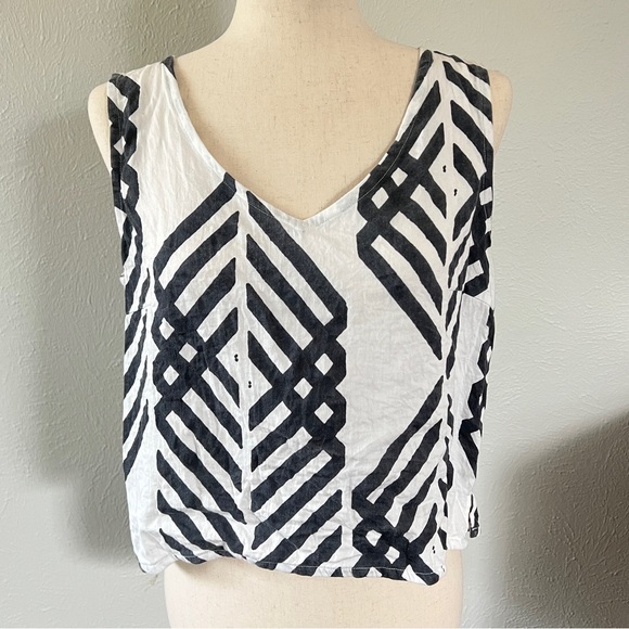 Tops | Matter Prints Button Back Tank Top Cropped Black And White ...